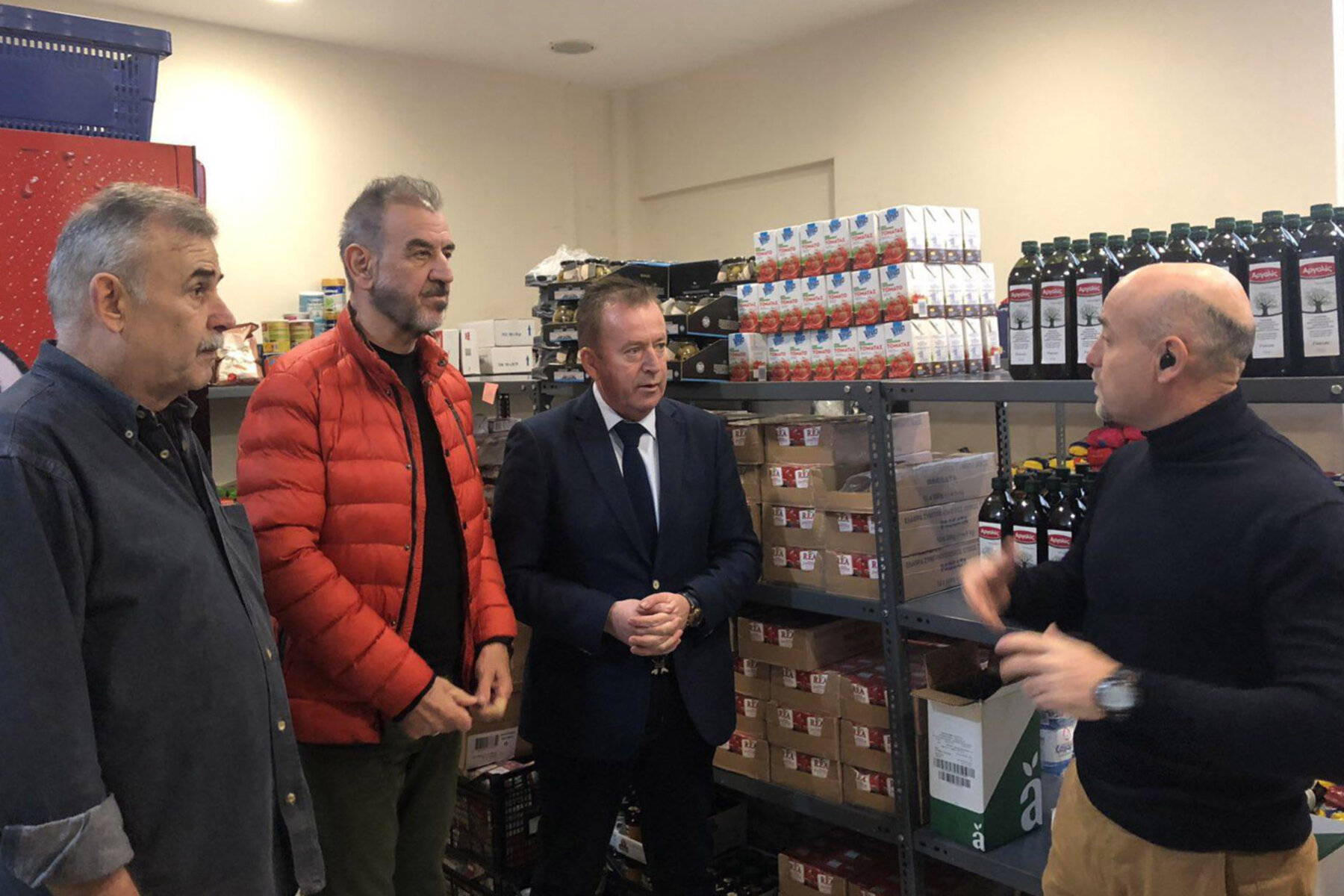 Στο Κοινωνικό Παντοπωλείο του Δήμου Λαρισαίων ο Βασίλης Κόκκαλης - Χώρα ...