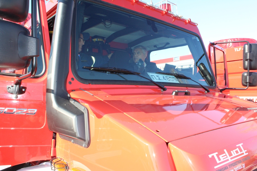 Νέο όχημα πυρόσβεσης στο Πυροσβεστικό Κλιμάκιο Αγιάς από την Περιφέρεια ...