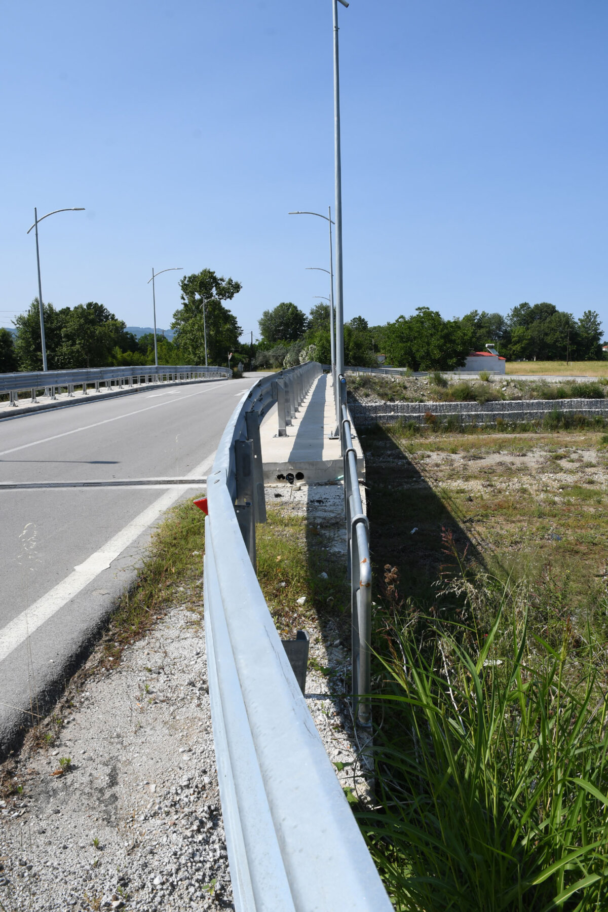 Η ...σωτήρια γέφυρα στον Αγιόκαμπο και τα πεζοδρόμια που "ακυρώνονται ...
