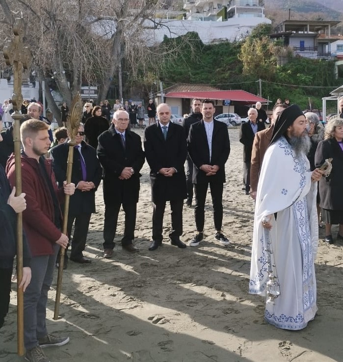 Θεοφάνια στο Στόμιο Αγιάς / Χρήστος Καπετάνος: Το φως της Αγίας Τριάδας ...