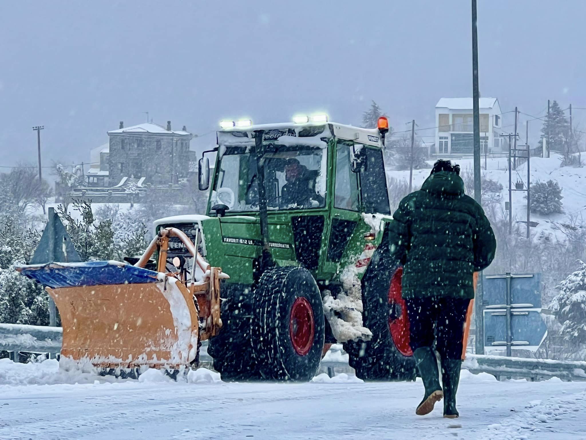 Στον χιονισμένο Κίσσαβο η Μαρία Γαλλιού / Πλάι στους χειριστές των ...