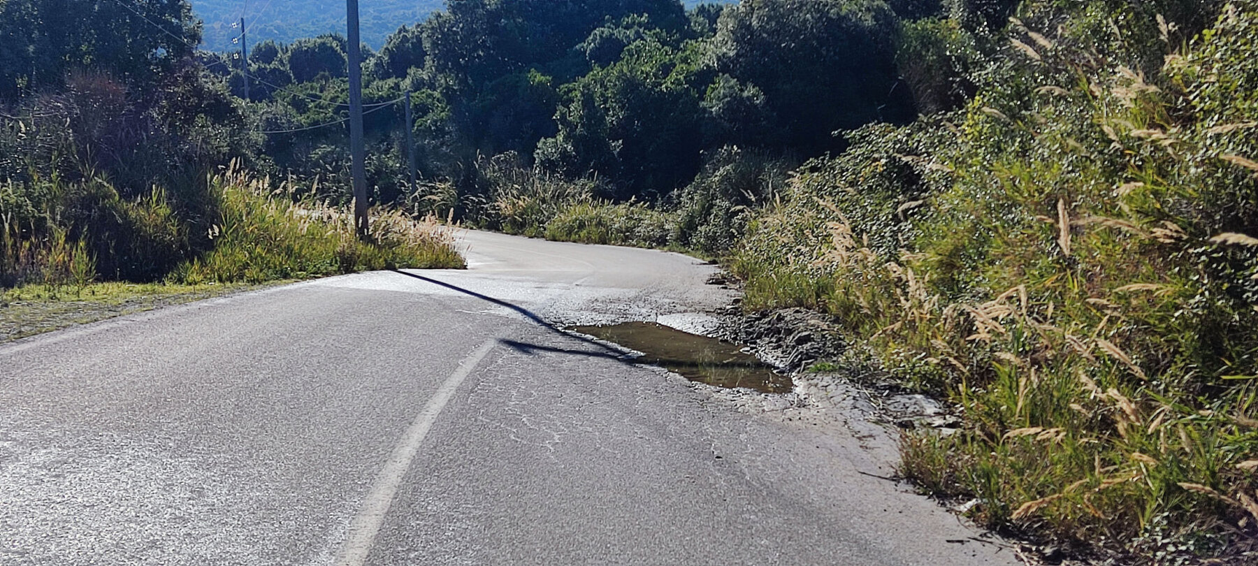 Μεγάλες λακκούβες στον δρόμο που συνδέει τον Αγιόκαμπο με το Σκλήθρο ...